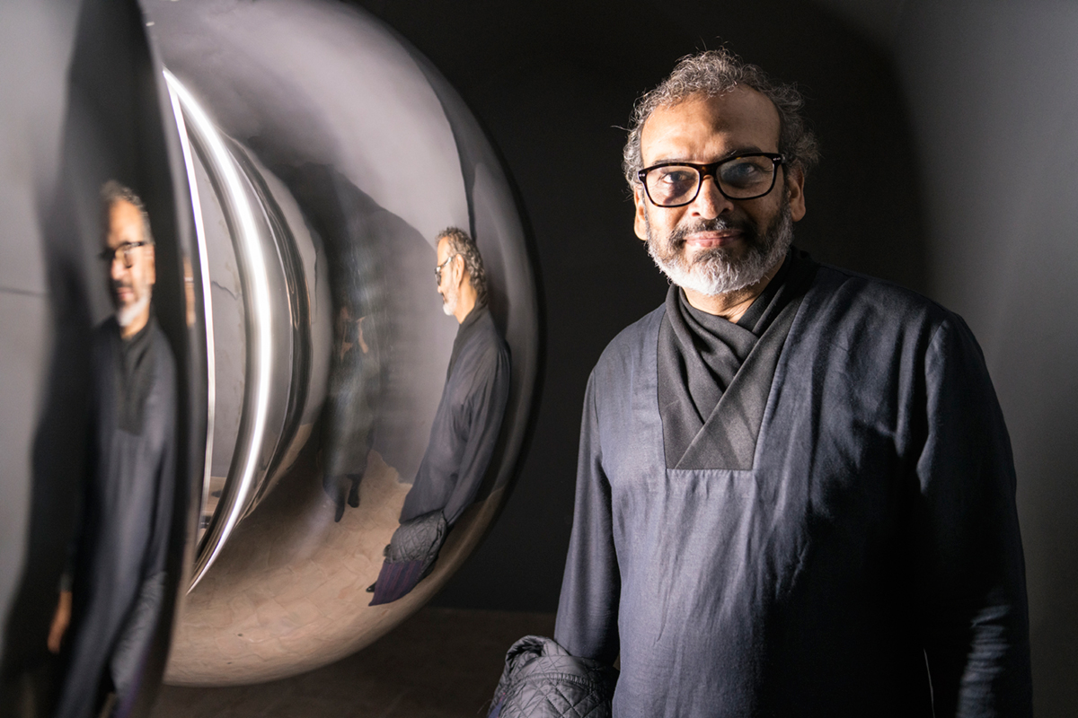 Subodh Gupta: come, piensa, ama